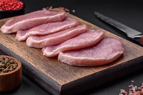 향신료와 소금을 곁들인 나무 도마에 신선한 육즙이 많은 돼지 고기 0명에 대한 스톡 사진 및 기타 이미지 0명 건강한 식생활 검은색 Istock