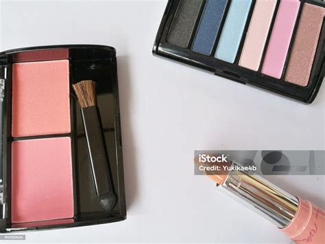 격리 된 흰 바탕에 장식 화장품 세트입니다 메이크업 화장품 립스틱 아이 섀도 브러쉬 마스카라 아이 라이너 베이지색 톤 및 다채로운 음색 아름다움을 설정합니다 0명에 대한