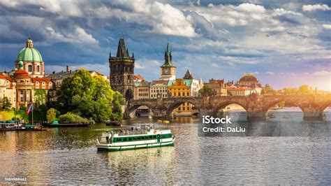 올드 타운 부두 건축물의 찰스 브리지 일몰 전망 체코 프라하의 블타바 강 위의 찰스 다리 찰스 다리가있는 프라하의 구시 가지 프라하 체코 공화국 0명에 대한 스톡 사진 및