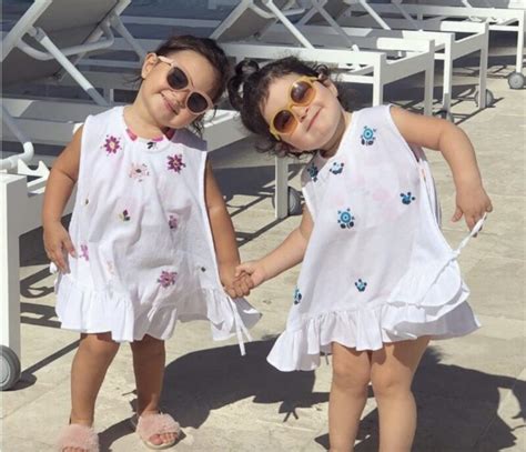 Le Coccole Delle Gemelle Appena Nate Mostrano Perfettamente La Bellezza