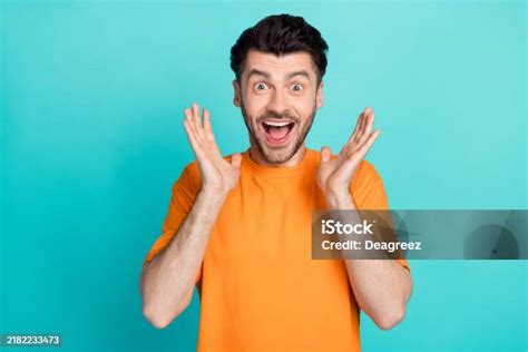 젊은 매력적인 잘생긴 흥분 긍정적 인 수염 난 남자 손바닥 충격 반응 예기치 않은 열린 입 아쿠아 마린 색상 배경에 고립 된 사진 35 39세에 대한 스톡 사진 및 기타