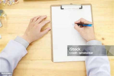 의학 박사 병원이 나 약사 작업 테이블에 앉아 특별 형식에 처방전을 작성에서 일하고 의료 서비스 및 의료 청진 기 약 학 또는 보험 개념 간호사에 대한 스톡 사진 및 기타