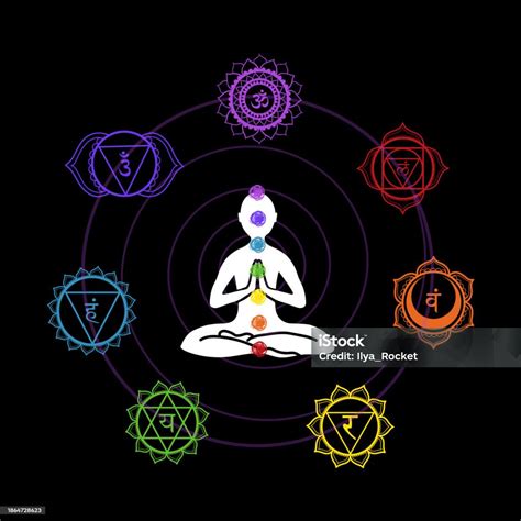 연꽃 자세로 앉아있는 몸의 실루엣 나마스테 무드라의 손과 그 주위에 7 개의 차크라 검은 배경에 고립된 명상 기호입니다 벡터