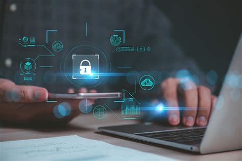 휴대 전화를 사용하는 남자 정보 보안 시스템 미래 기술 잠금 데이터 클라우드에 연결 파일 및 문서 시스템 관리 가상현실에 대한