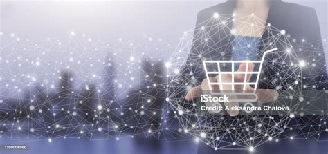 온라인 쇼핑 온라인 스토어 응용 프로그램 도시 빛 흐리게 배경에 손 터치 디지털 화면 홀로그램 카트 기호 인터넷 카트 웹 스토어