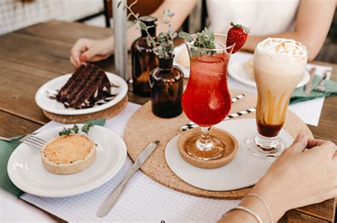 카페에서 딸기와 차가운 커피를 곁들인 맛있게 준비된 알코올 칵테일의 근접 촬영 칵테일에 대한 스톡 사진 및 기타 이미지