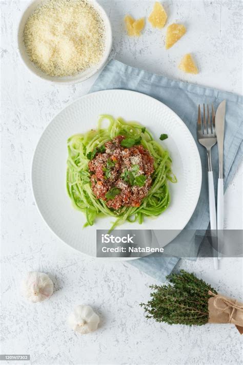 케토 파스타 볼로네즈와 다진 고기와 호박 국수 포드맵 Lchf 저탄수화물 수직 건강한 식생활에 대한 스톡 사진 및 기타 이미지