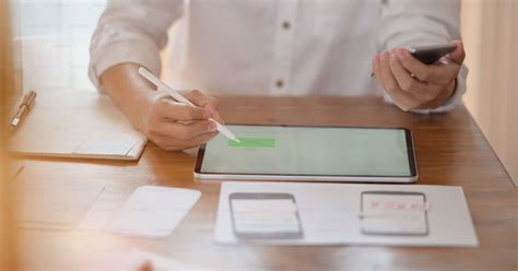 Ui Ux 디자이너 계획 응용 프로그램 프로토타입 와이어프레임 태블릿 및 서류 레이아웃 사진 Unsplash의 사진술 이미지