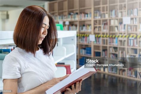 도서관에서 책을 읽는 대학생 아름다운 아시아 콜라주 여자 학교 캠퍼스에서 공부 학술 교육 배경 개념 35 39세에 대한 스톡 사진 및 기타 이미지 Istock