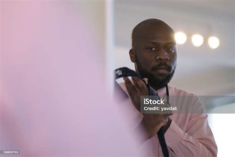 아프리카계 미국인 남자 에 셔츠 드레싱 과 조정 넥타이 에 목 에 집에서 거울에 대한 스톡 사진 및 기타 이미지 거울 기업가 남자 Istock