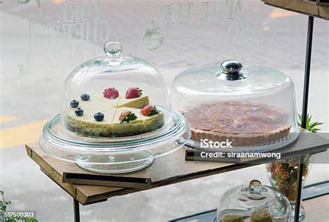 딸기 블루베리 치즈케이크 및 사과나무 타르트 On 케이크 디어필드에서 0명에 대한 스톡 사진 및 기타 이미지 0명 건강에 좋지 않은 음식 과일 Istock