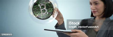 디지털 태블릿을 사용하는 동안 보이지 않는 물체를 보유하는 척 사업가의 합성 이미지 25 29세에 대한 스톡 사진 및 기타 이미지 25 29세 구별하기 힘든 그늘