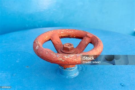 파란색 파이프의 빨간색 밸브 휠 핸들이 있는 밸브 산업용 장비 근접 촬영 가솔린에 대한 스톡 사진 및 기타 이미지 가솔린