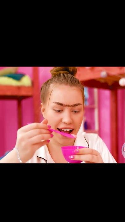 полная сцена с прыщами и бровями Youtube