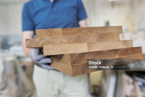 개별 개인 주문에 대 한 나무 디자이너 가구를 만드는 남성 목수 건설 산업에 대한 스톡 사진 및 기타 이미지 건설 산업 건설 장비 건축자재 Istock