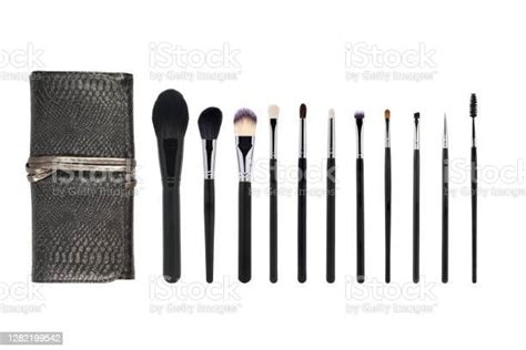 화장품용 가죽 케이스와 다양한 크기의 프로 메이크업 브러쉬 흰색 배경에 격리 된 메이크업 브러시 세트 맨 위 보기입니다 0명에 대한 스톡 사진 및 기타 이미지 Istock
