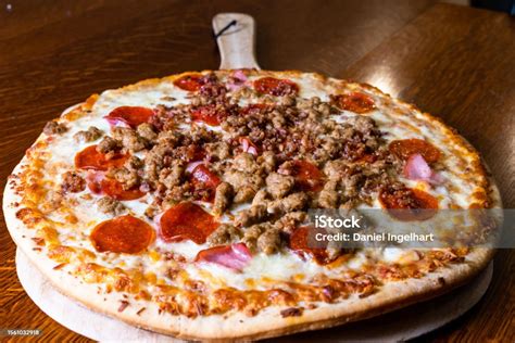 거부할 수 없는 오븐에 구운 피자 다양한 고기 클래식 페퍼로니와 치즈 최고의 채소와 고기 콤보가 특징입니다 가정 생활에 대한