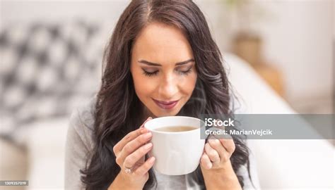 젊은 갈색 머리 여자 차 또는 커피 한 잔을 들고 사랑 스러운 향기 냄새 열 개념에 대한 스톡 사진 및 기타 이미지 열 개념 초콜릿 손 Istock