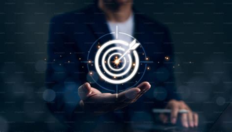 비즈니스 성장 및 마케팅 대상 개념 사업가의 손은 비즈니스 성장의 목표와 대상을 보여줍니다 목표 목표 전략 계획 행동 목표성공 성과기업 스타트업 비즈니스