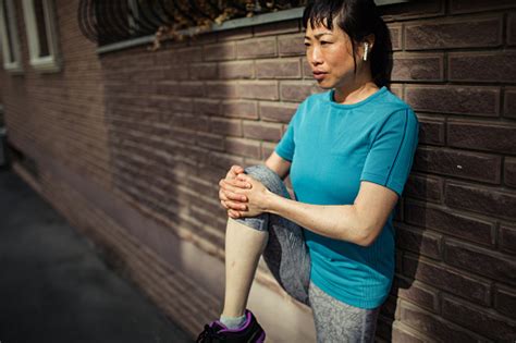 도시 거리에서 조깅을 한 후 스트레칭을 하는 젊은 일본 여성 거리에 대한 스톡 사진 및 기타 이미지 거리 건강한 생활방식