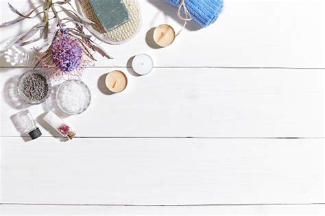 바다 소금 에센셜 오일 비누와 수건을 설정 스파 흰색 나무 배경 마른 꽃 장식 0명에 대한 스톡 사진 및 기타 이미지 0명 개념 건강관리와 의술 Istock