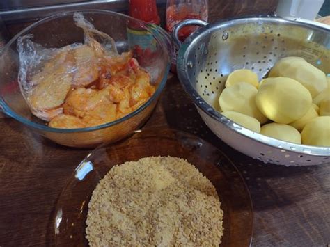 Хрупкави крилца с картофи на фурна