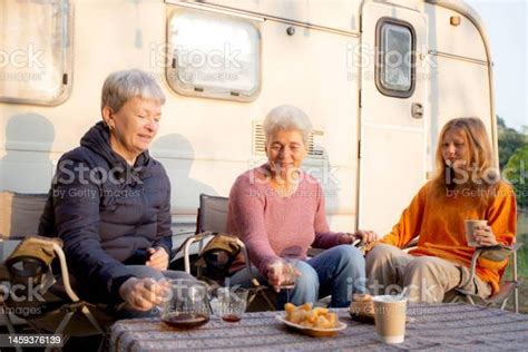 두 명의 노인 여성과 십대가 캠핑 활동 레크리에이션 및 레저 피크닉에서 이야기하고 여가를 즐기며 주말에는 아침에 함께 아침 식사를하고 휴일에는 여행 여행을 휴가에는 파티를