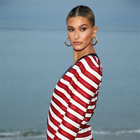 Hailey Bieber Posa Con Un Vestido De Fiesta Naranja Ideal Para Halloween Vogue