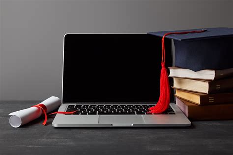 빈 화면 졸업장 책과 붉은 술이 회색에 고립 된 학술 모자와 노트북 졸업식에 대한 스톡 사진 및 기타 이미지 졸업식 노트북 책 Istock