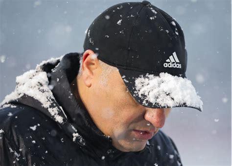 رونمایی نساجی از ساکت با پس‌زمینه برف عکس ورزش سه