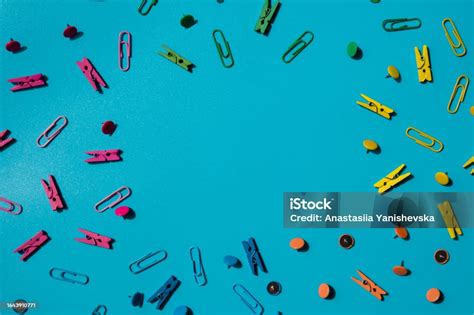 학교 문구 용품의 빈 프레임 테두리 학생과 교사를 위한 텍스트 또는 교육 인사말 공지를 위한 공간을 복사합니다 평면도 평평하게 창조적 인 생생한 다채로운 배경 가을에 대한