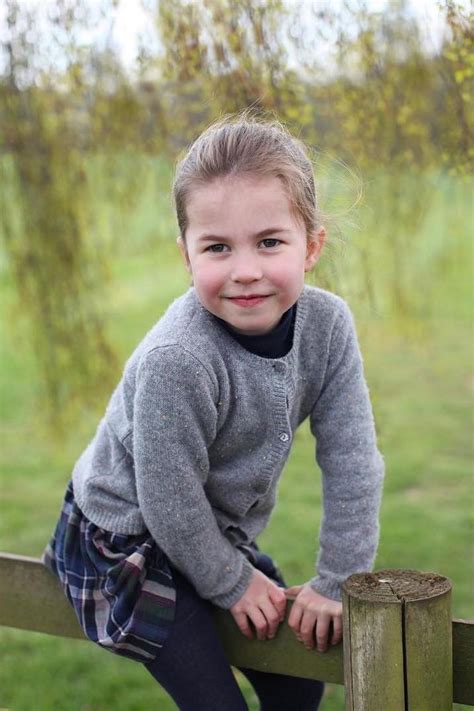 Pal Cio De Kensington Divulga Novas Fotos Da Princesa Charlotte Clicada Por Kate Middleton