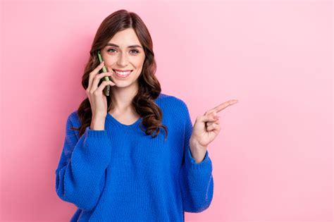 쾌활한 사랑스러운 소녀 입고 세련 된 옷 팔 직접 빈 공간 판매 현대 기술 상점 절연 통하고 있는 분홍색 배경 18 19세에 대한 스톡 사진 및 기타 이미지 Istock