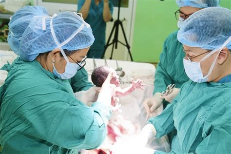 TPHCM Cân não đổi tư thế thai nhi cứu em bé nguy cơ tử vong trong bụng mẹ Báo Dân trí