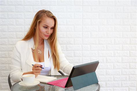 아름 다운 백인 사업가 노트북과 커피가 게에서 작업 하 고 새로운 프로젝트에 대 한 생각 계획에 대한 스톡 사진 및 기타 이미지 계획 기업 비즈니스 기업 재무와 산업