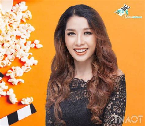ស្ងាត់ៗស្រីស្អាត ហ្វី យ៉ាដា ចាប់ដៃជាមួយ សុខ សំណាង ក្នុងកម្មវិធី