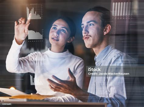 코드 오버레이 및 여성과 남성 홀로그램 및 미래 데이터 분석 토론 및 클라우드 컴퓨팅 직장에서 홀로그래프 대화 및 사이버 보안을 사용하는 코딩 동료 및 직원 2명에 대한