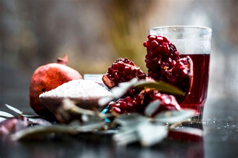 초본 및 유기 얼굴 팩 석류 석류 씨앗 주스와 일부 장미 꽃잎 및 나뭇잎 나무 표면에 피부 활성화에 일부 지상 또는 가루 귀리와 함께 기름기 있는에 대한 스톡 사진 및 기타