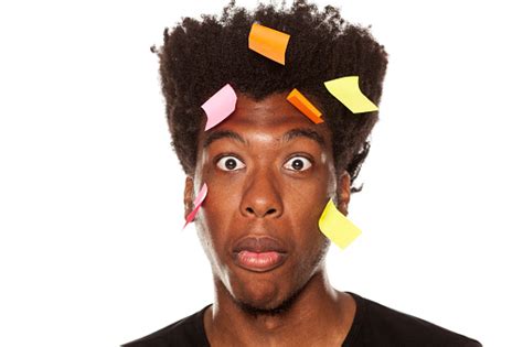 흰색 배경에서 그의 머리에 스티커와 함께 혼란된 젊은 아프리카 남자 개념에 대한 스톡 사진 및 기타 이미지 개념 나이지리아
