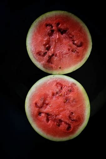 육즙이 잘 익은 수박은 큐브에 잘라 흰색 접시에 배치됩니다 음식에 대한 수박 색 검 조각으로 추력입니다 접시에서 옆으로 수박 의 1 조각이있다 측면 보기입니다 광 0명에