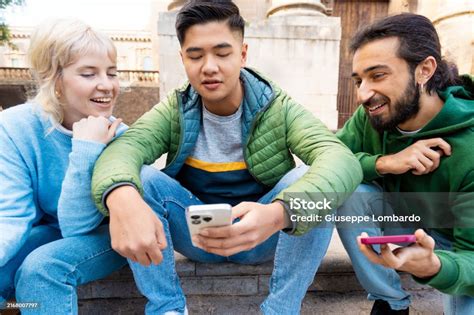 스마트폰 콘텐츠를 공유하는 다양한 친구들 다문화 밀레니얼 세대의 유대감 디지털 상호 작용 도시 라이프스타일 포용적인 우정 사회적 연결 20 24세에 대한 스톡 사진 및 기타