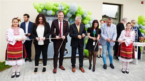 Петър Младенов присъства на откриването на новопостроения младежки център в Монтана