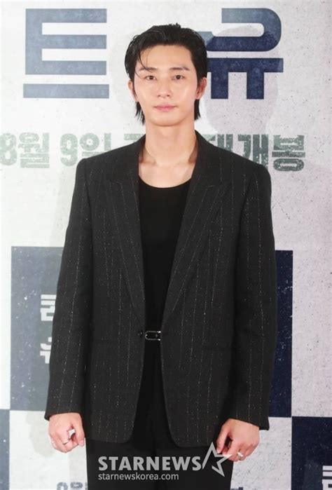 더쿠 박서준 머리띠 거부 논란vs강제 포옹 봉변 피해 극과 극 무대인사 [종합]