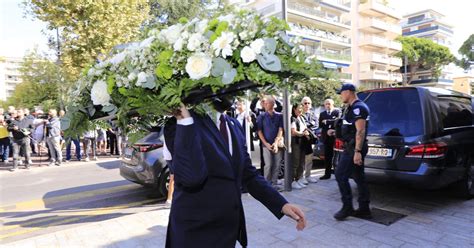 Photos Obsèques De Didier Roustan Sa Compagne Et Ses Enfants