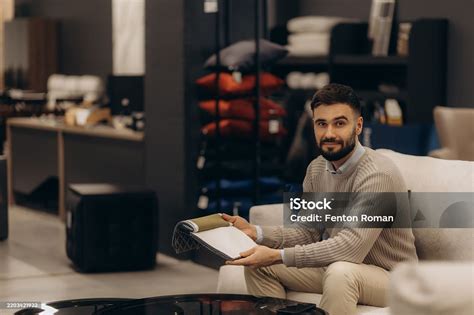 가구점에서 일하는 남자가 카탈로그를 사용하여 색상과 패브릭을 선택합니다 30 34세에 대한 스톡 사진 및 기타 이미지 30 34세 가구 개성 개념 Istock