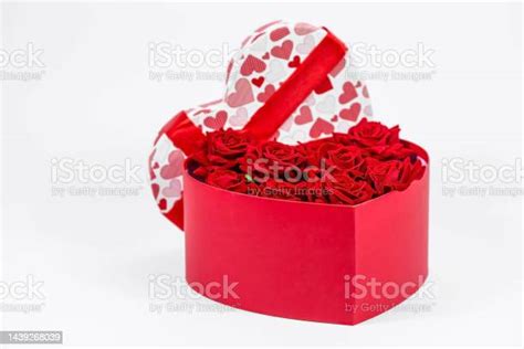 발렌타인 데이 흰색 배경에 하트 형태의 흰색 상자에 빨간 장미 휴일에 여성을위한 선물 꽃을 배달하는 개념 꽃집과 꽃집 공간을 복사합니다 0명에 대한 스톡 사진 및 기타