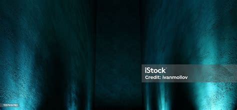 거 대 한 긴 어두운 빈 갤러리 룸 차고 네온 빛나는 파란 반점 빛 거친 그런 지 콘크리트 벽 바닥 게이트 쇼 공상 과학 소설 현대 우아한 3d 렌더링 0명에 대한 스톡