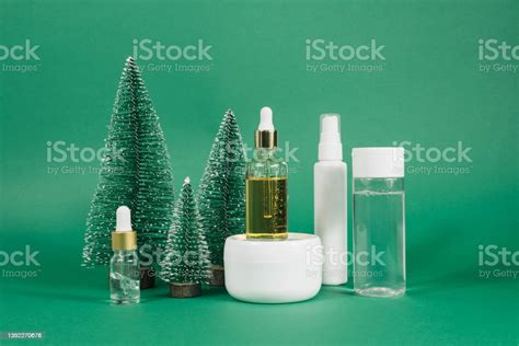 밤 데이 크림 화장품 오일 크리스마스 트리 선물녹색 배경에 아이 크림으로 공간을 복사합니다 모형 스타일의 브랜드가 없는 병 뷰티 배경 겨울에 대한 스톡 사진 및 기타 이미지