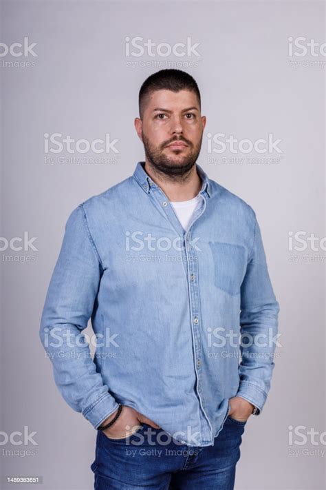 하얀 배경에 서서 카메라를 향해 웃고 있는 자신감 넘치는 중년 남성 30 34세에 대한 스톡 사진 및 기타 이미지 30 34세 개성 개념 긍정적인 감정 표현 Istock