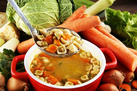 국수와 당근 냄비에 다양한 신선한 야채국물 다채로운 신선한 맑은 봄 수프 농촌 부엌 풍경 채식 부용 스톡 고기에 대한 스톡 사진 및 기타 이미지 Istock